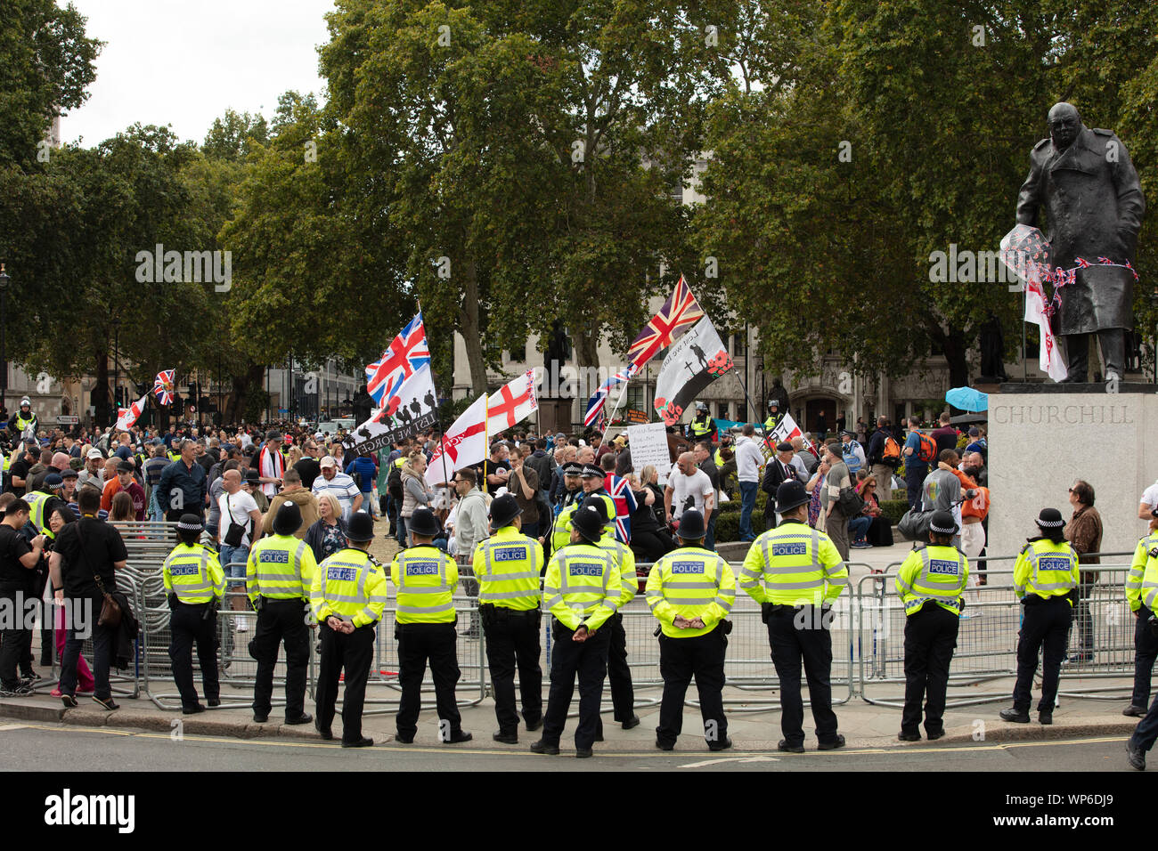 London, UK. 7th September 2019. Pro-Brexit protesters are kept by the ...