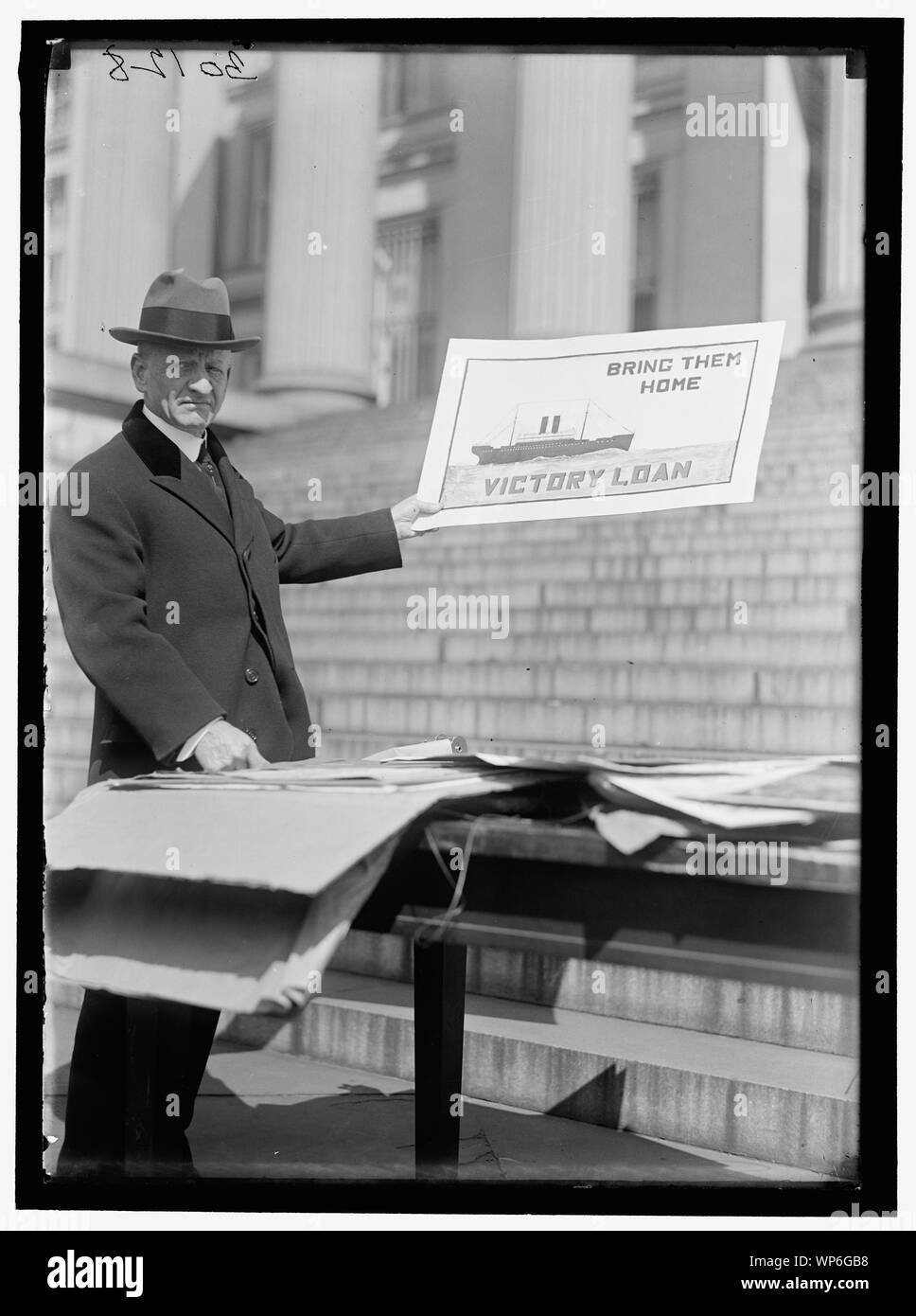 LIBERTY LOANS. CARTER GLASS WITH VICTORY LOAN POSTERS Stock Photo - Alamy