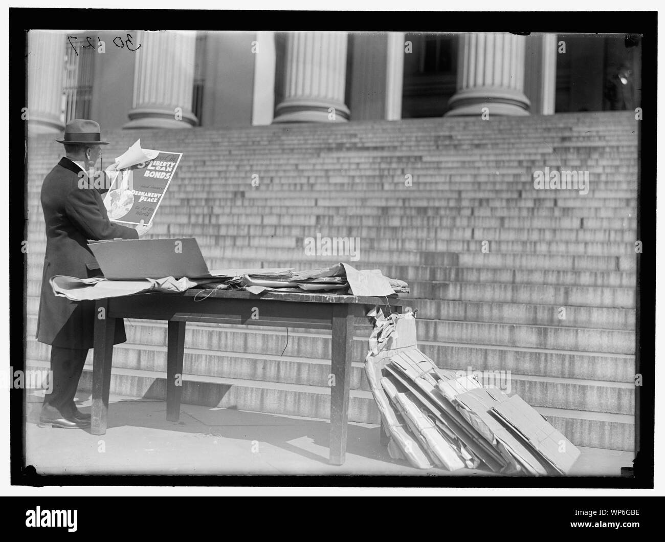 LIBERTY LOANS. CARTER GLASS WITH VICTORY LOAN POSTERS Stock Photo - Alamy