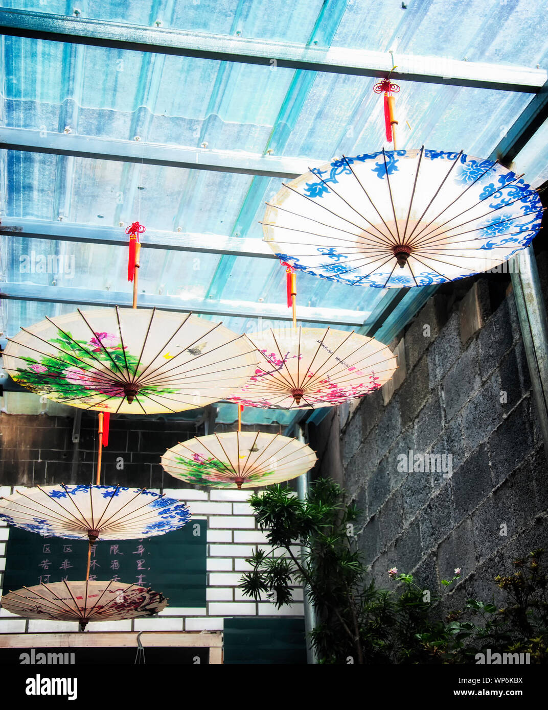 Chinese umbrellas parasols hi-res stock photography and images - Alamy