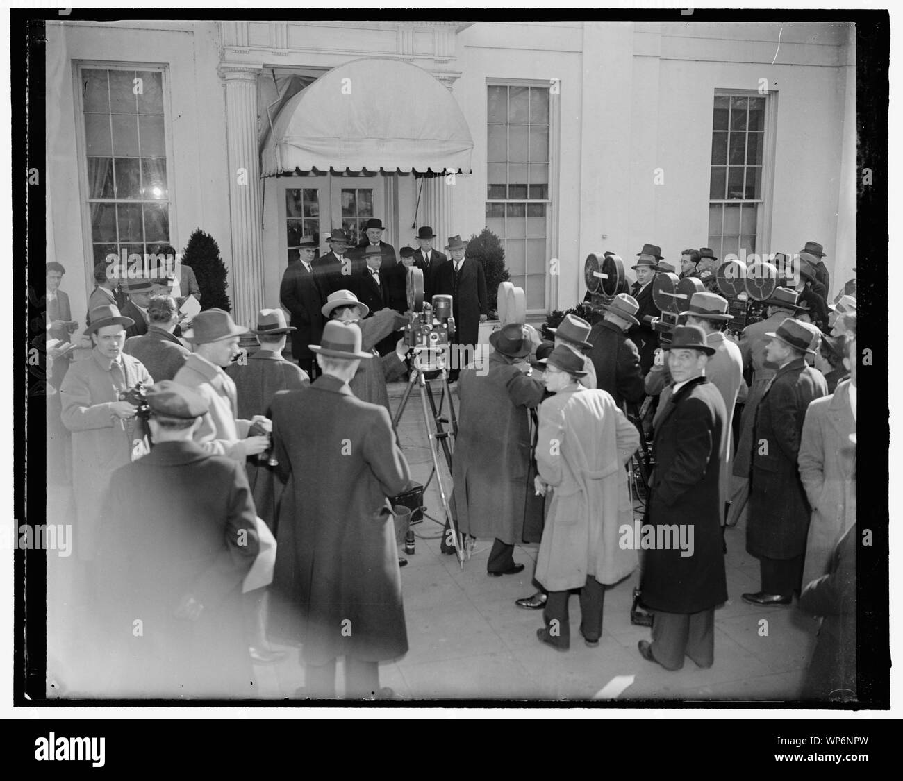 Labor Committee at White House. Scene as peace negotiators came from ...