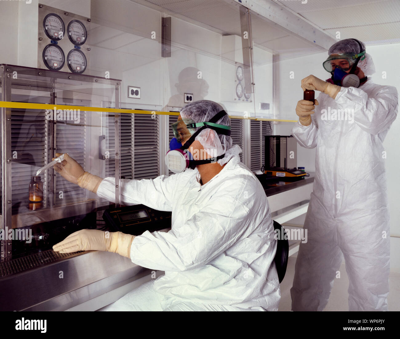 Technicians in a laboratory hi-res stock photography and images - Alamy