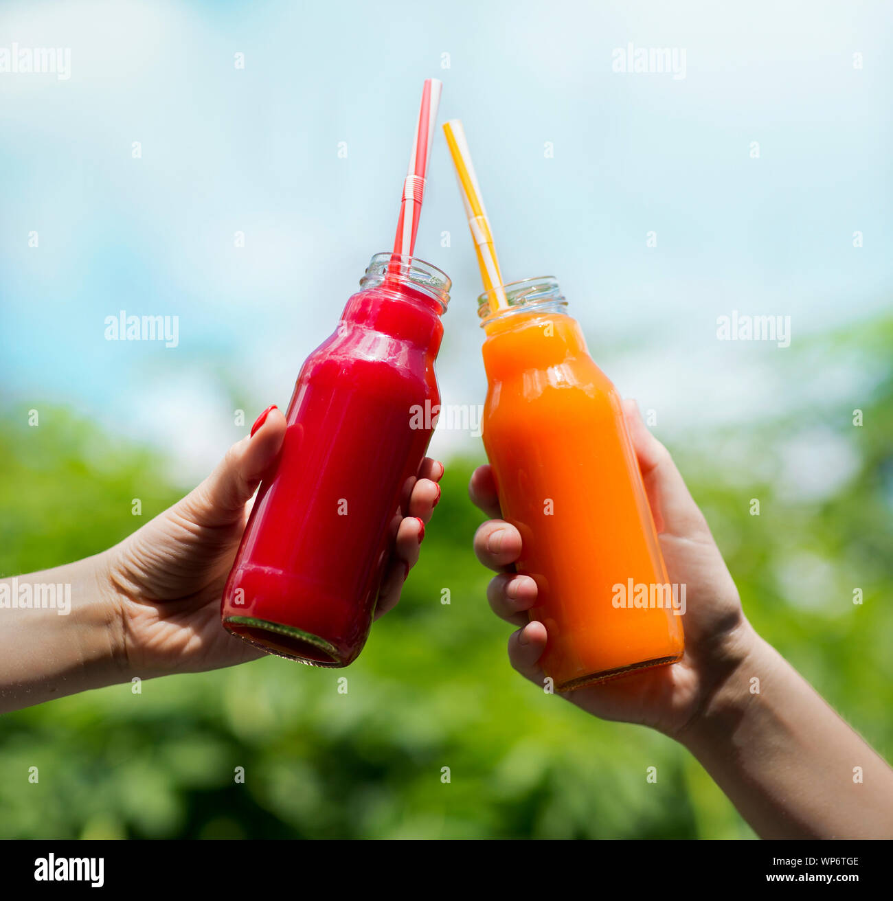 Girls holding juices hi-res stock photography and images - Alamy