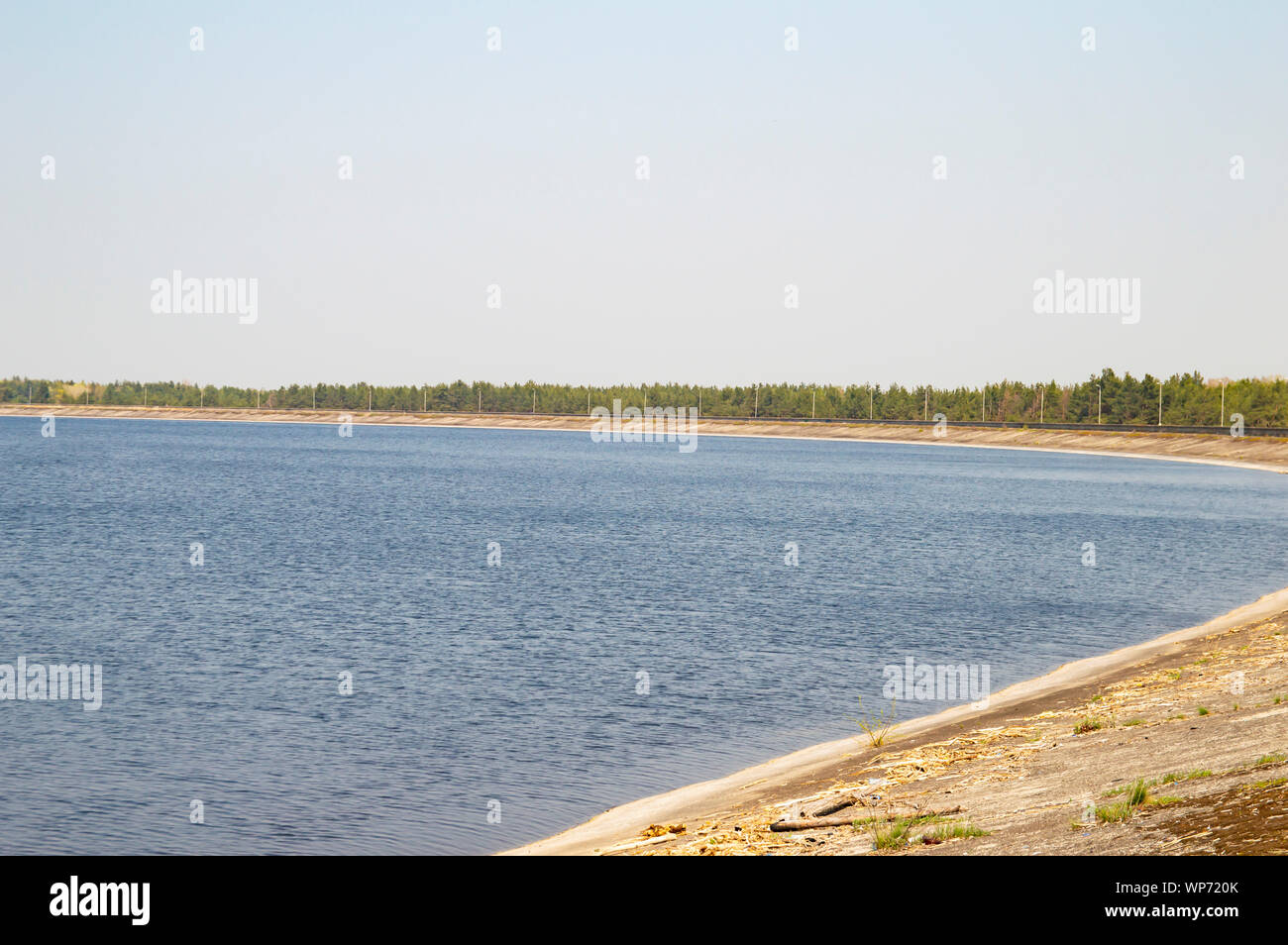 Water horizon, concrete embankment near the water - background Stock ...