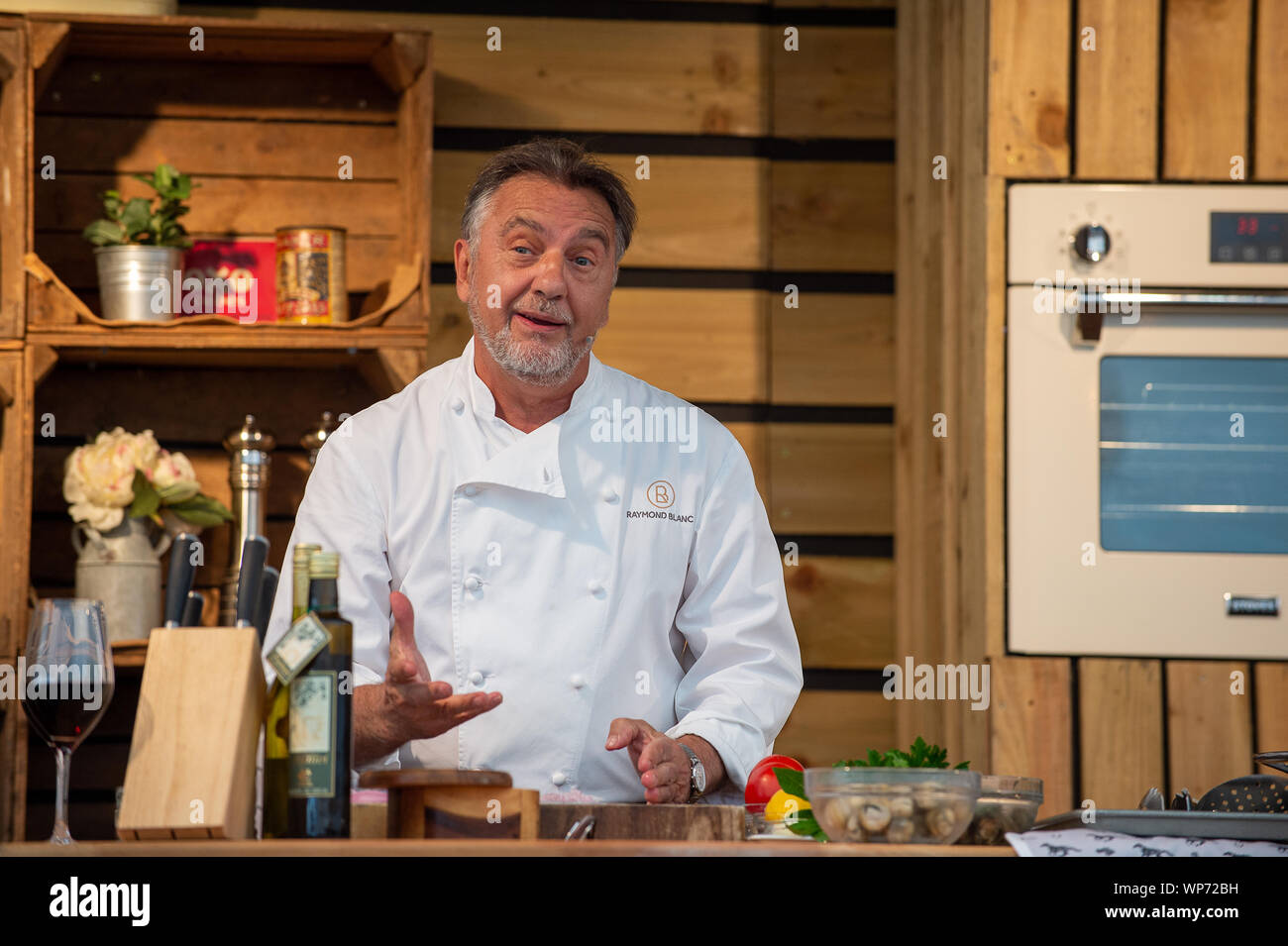Raymond blanc celebrity hi-res stock photography and images - Alamy