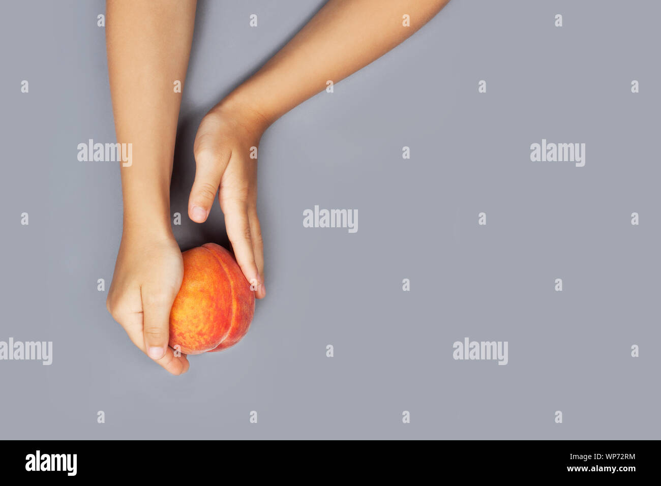 Hand holding peach hi-res stock photography and images - Alamy