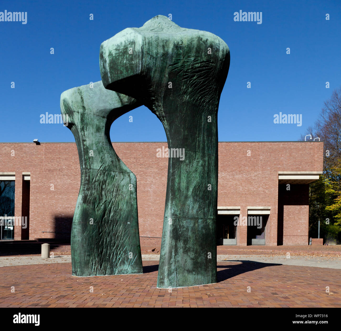 Sculptor henry moore hi-res stock photography and images - Alamy