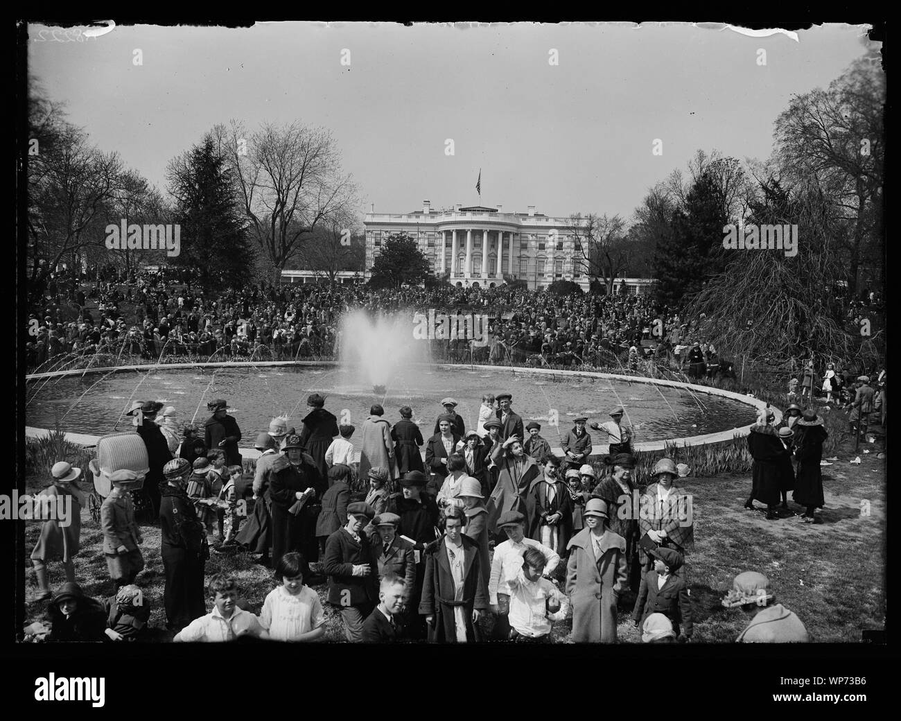 Large group, White House in background. Washington, D.C Stock Photo - Alamy