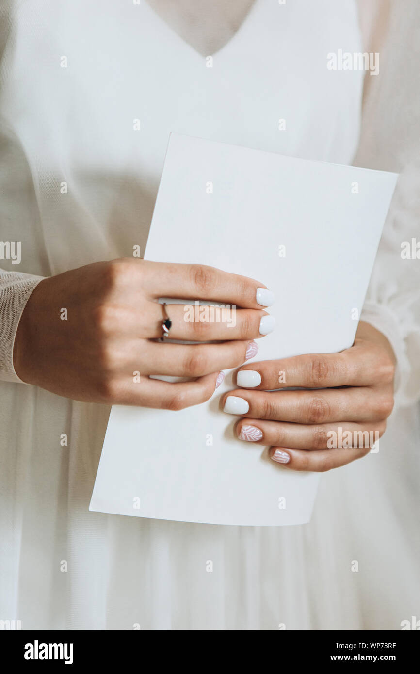 Hand holding wedding invitation hi-res stock photography and images - Alamy