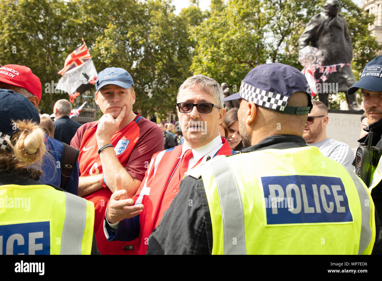 Police discuss protesters hi-res stock photography and images - Alamy