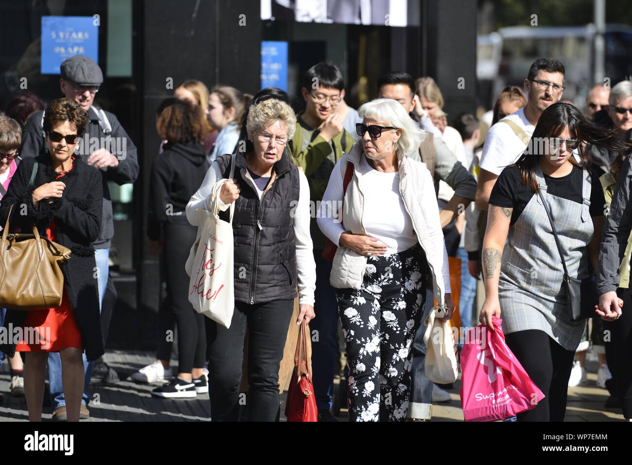 Life in Edinburgh the capital of scotland Stock Photo - Alamy