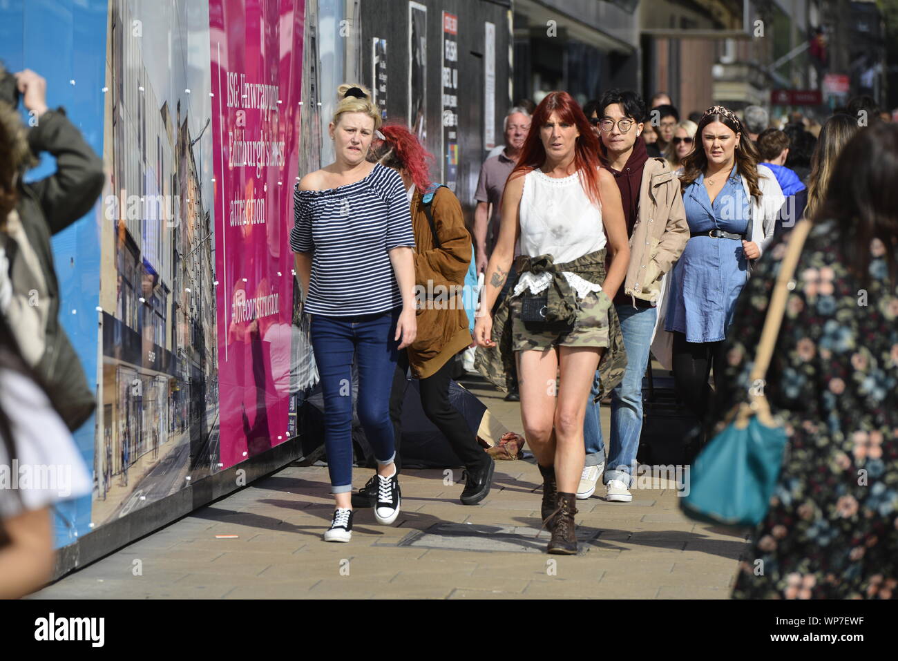 Life in Edinburgh the capital of scotland Stock Photo - Alamy