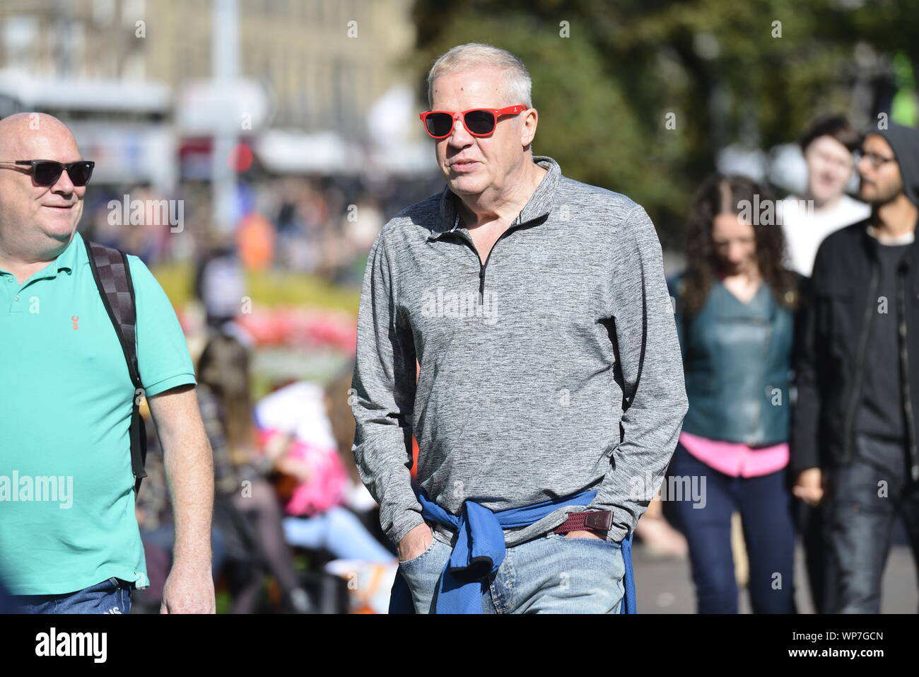 Life in Edinburgh the capital of scotland Stock Photo - Alamy