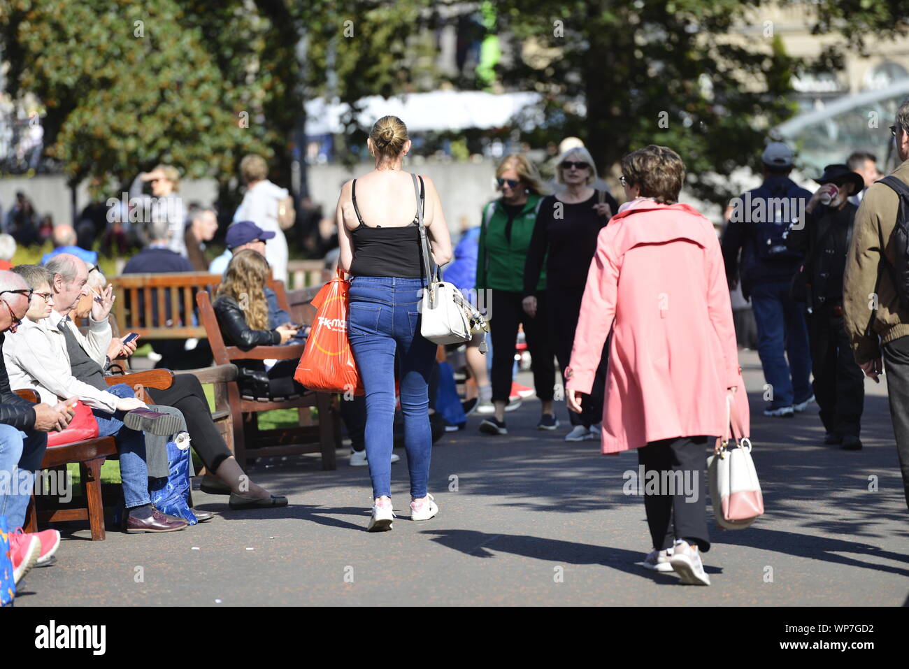 Life in Edinburgh the capital of scotland Stock Photo - Alamy