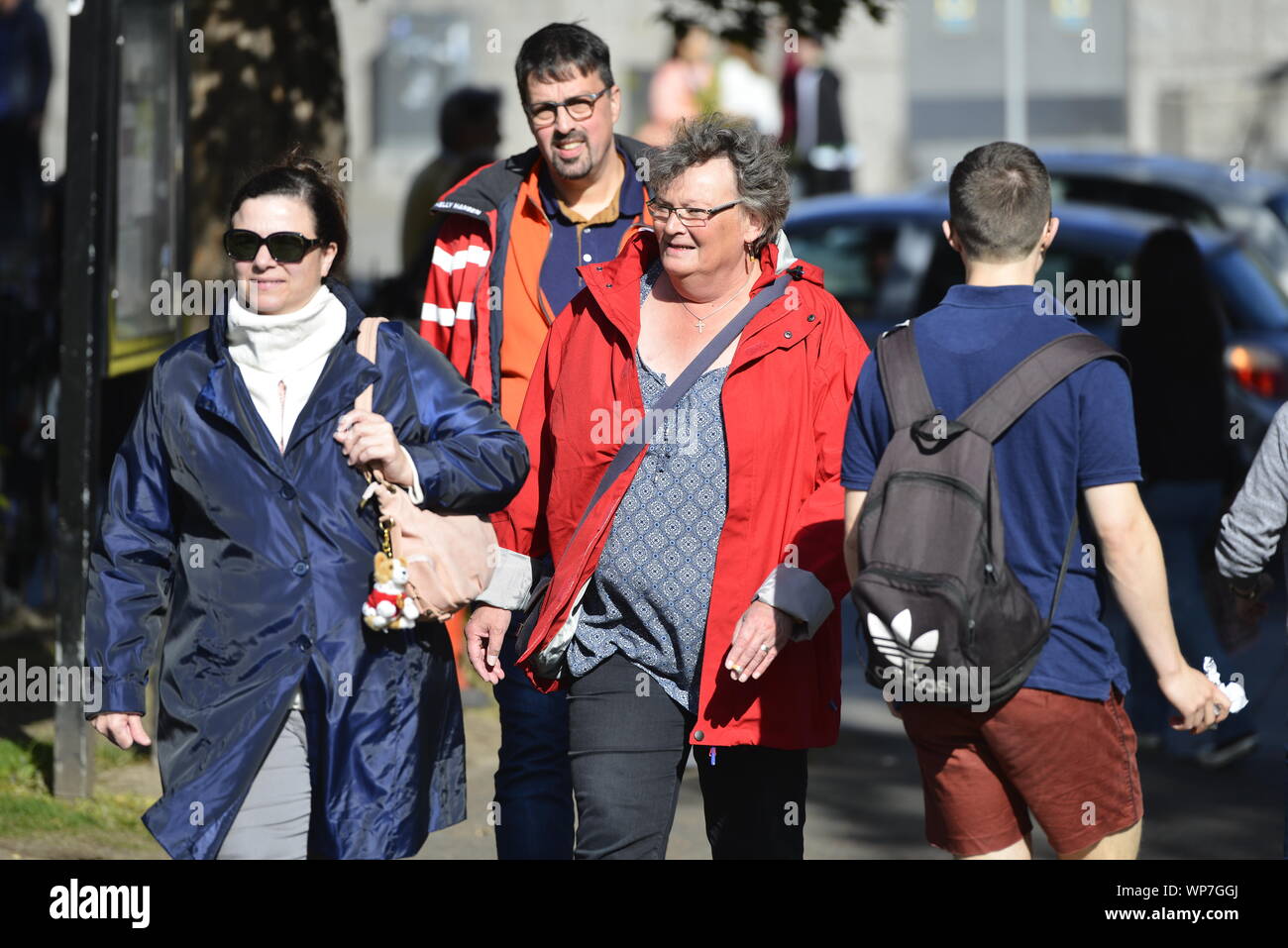 Life in Edinburgh the capital of scotland Stock Photo - Alamy