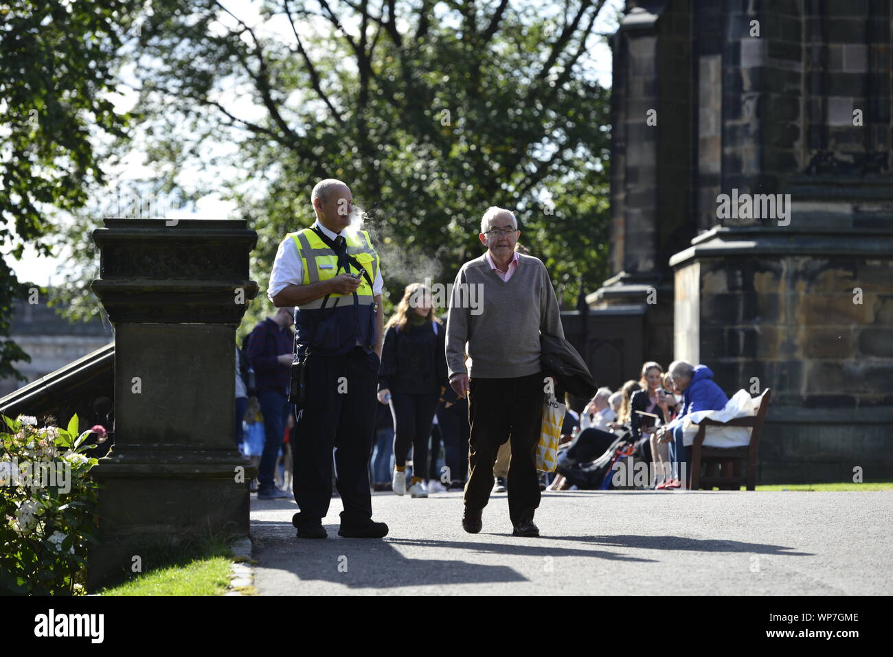 Life in Edinburgh the capital of scotland Stock Photo - Alamy