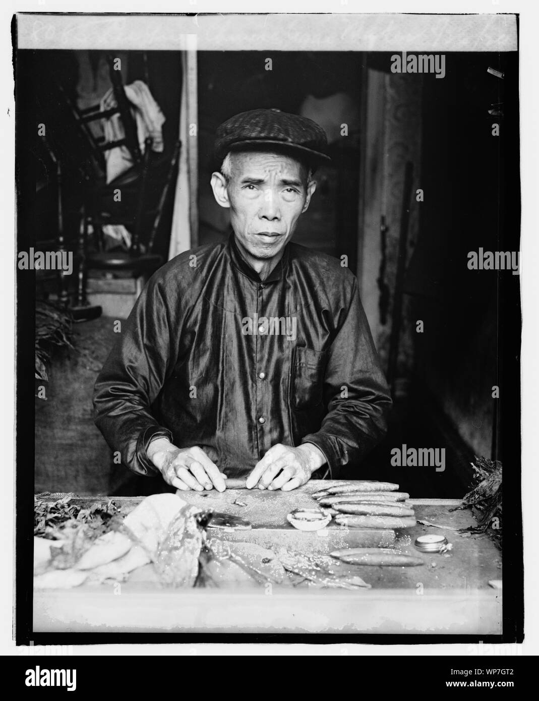 Lee Ying, Chinese cigar maker Stock Photo - Alamy
