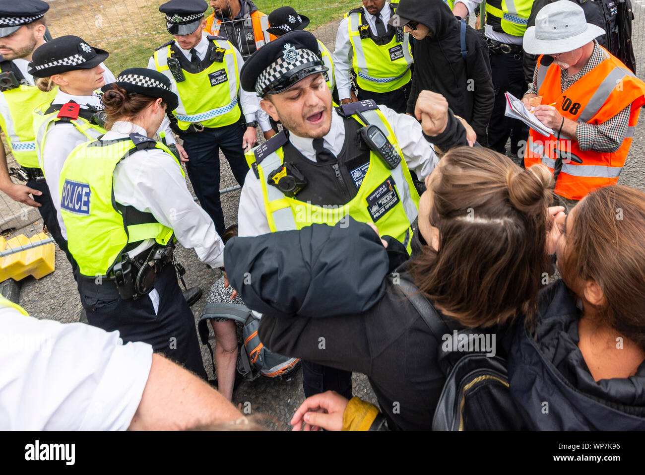 Met police security hi-res stock photography and images - Alamy