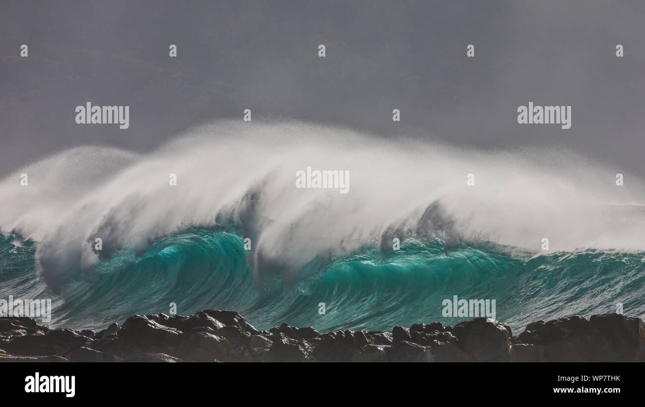 Breaking wave patterns hi-res stock photography and images - Alamy