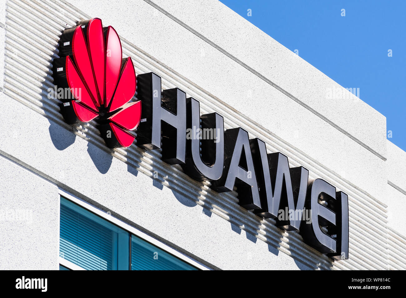 Huawei logo hi-res stock photography and images - Alamy