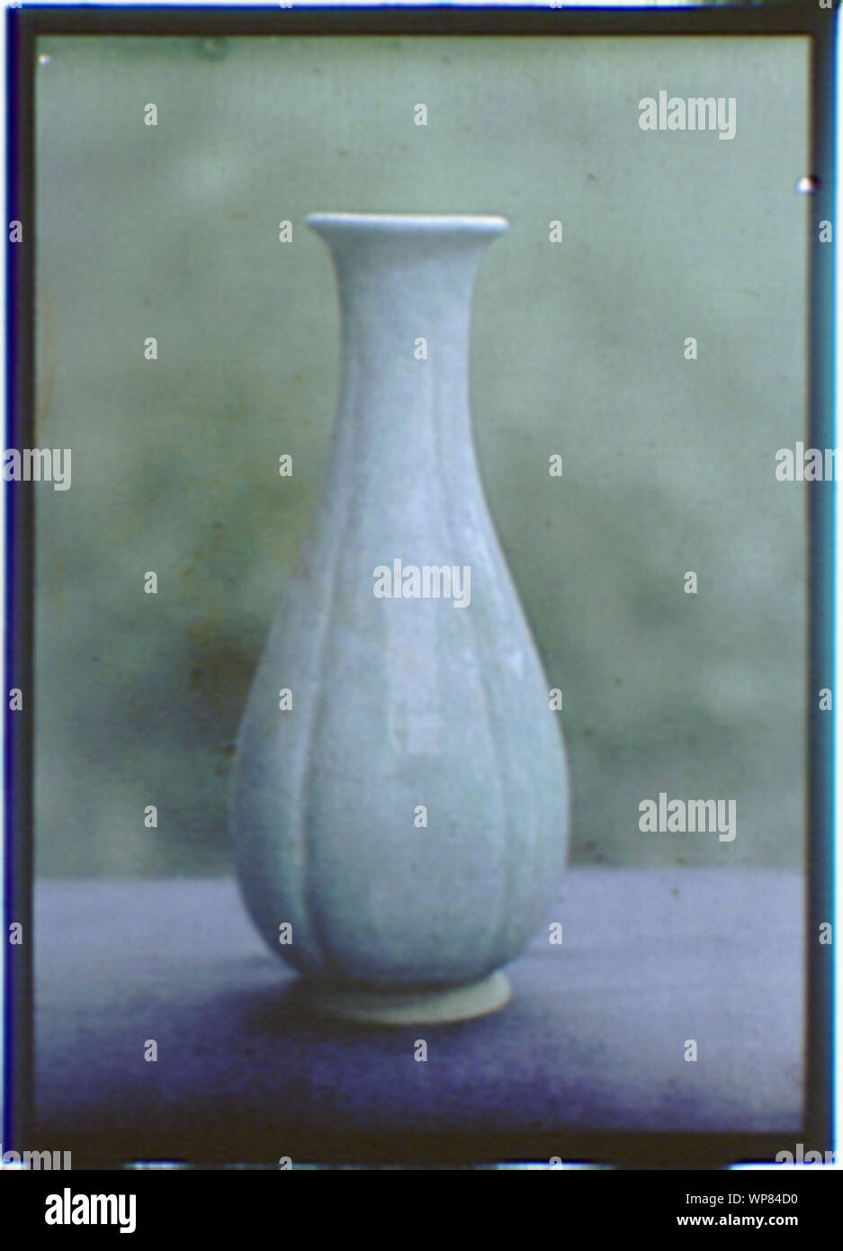 Vase blue art hi-res stock photography and images - Alamy