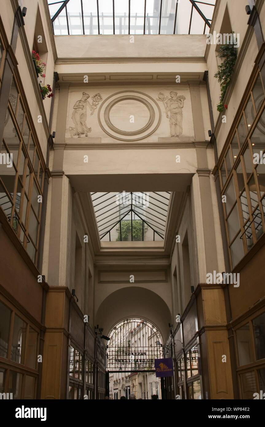 Die Passage du Grand-Cerf ist eine überdachte Ladenpassage mit Glasdach ...