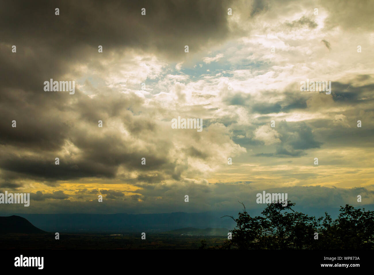 Angry looking sky hi-res stock photography and images - Alamy