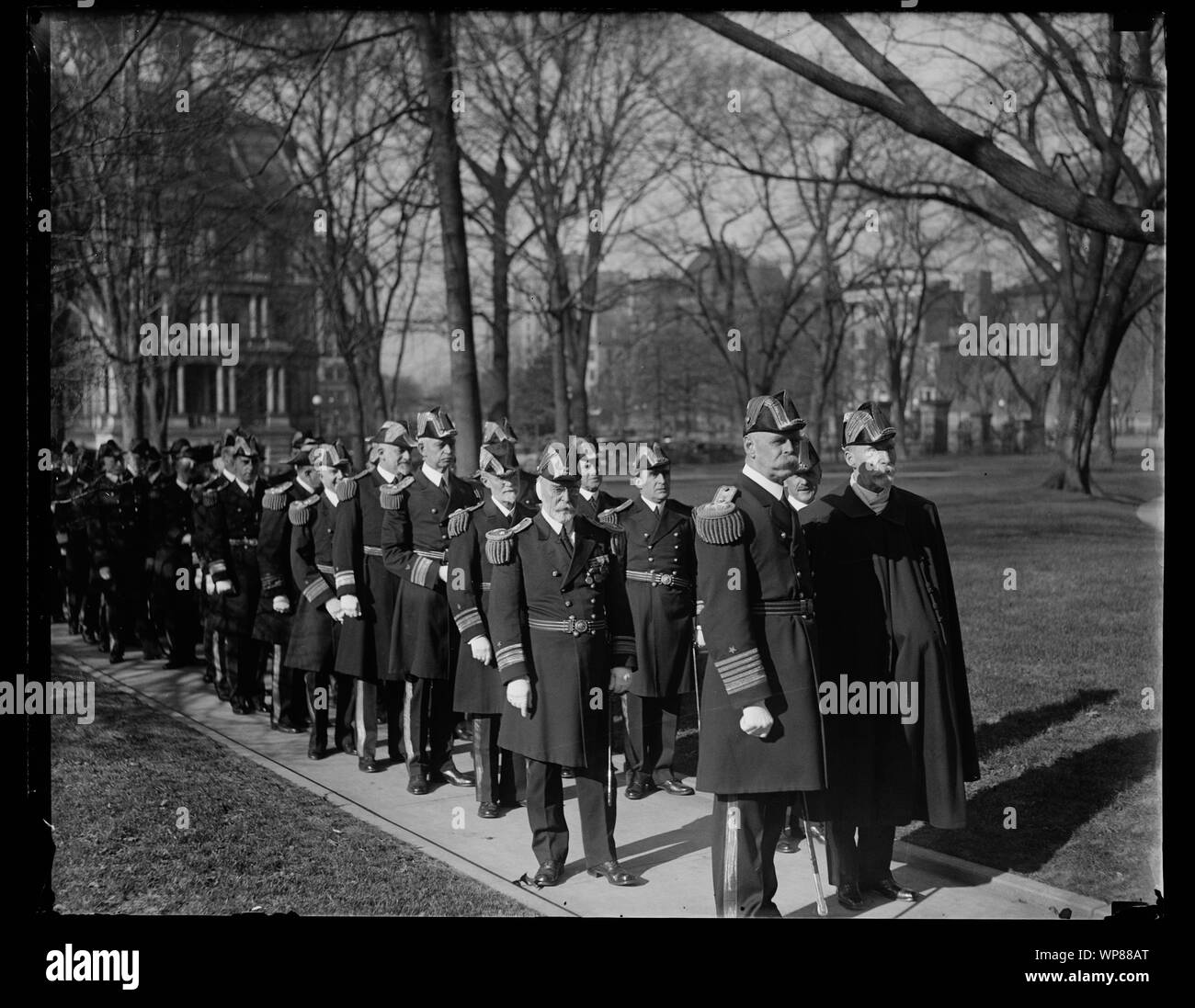 Military outside white house hi-res stock photography and images - Alamy