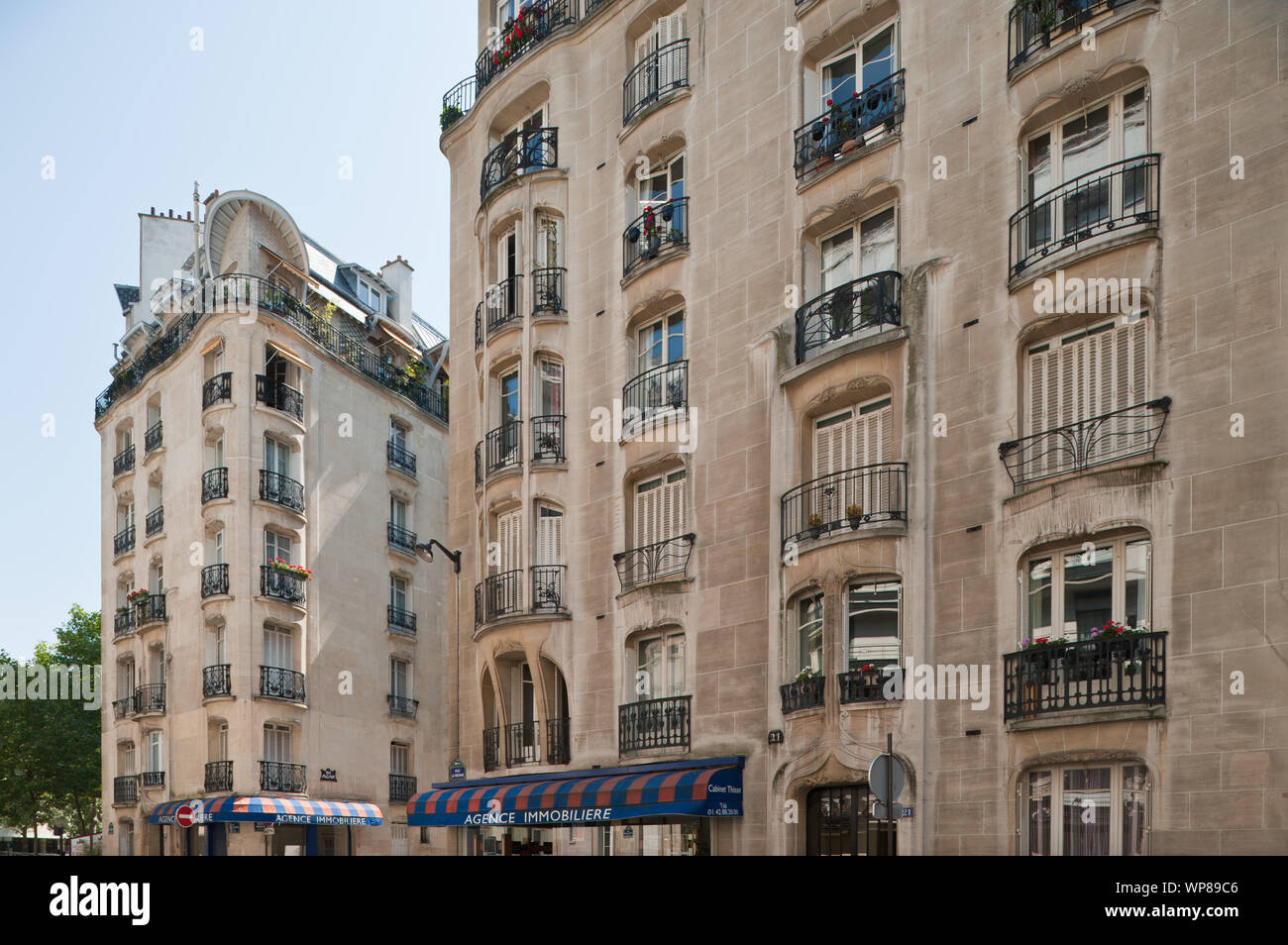 Belle epoque apartment buildings hi-res stock photography and images ...
