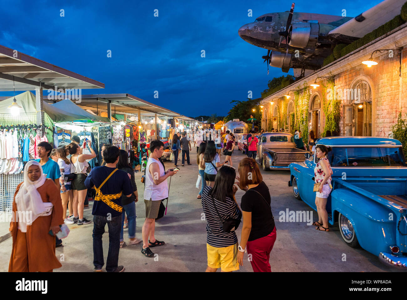 Talad rot fai market hi-res stock photography and images - Alamy