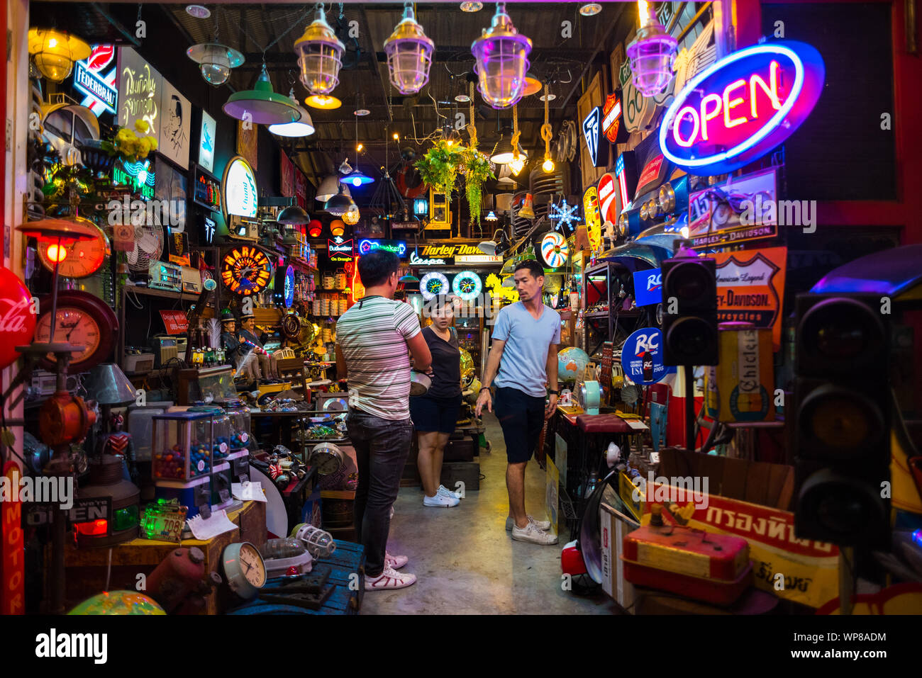 Vintage shop interior hi-res stock photography and images - Alamy
