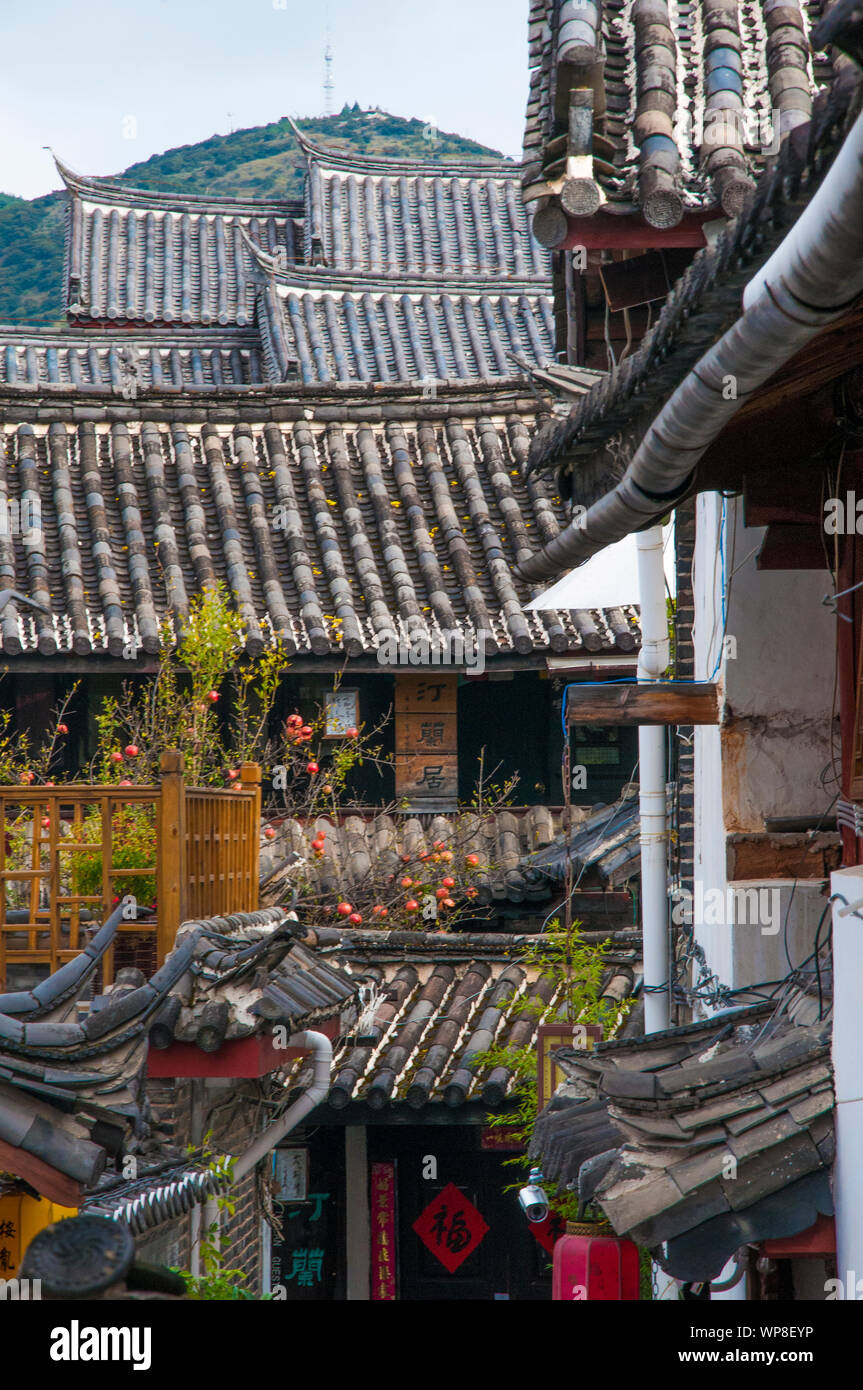 Chinese traditional tiled roofs hi-res stock photography and images - Alamy