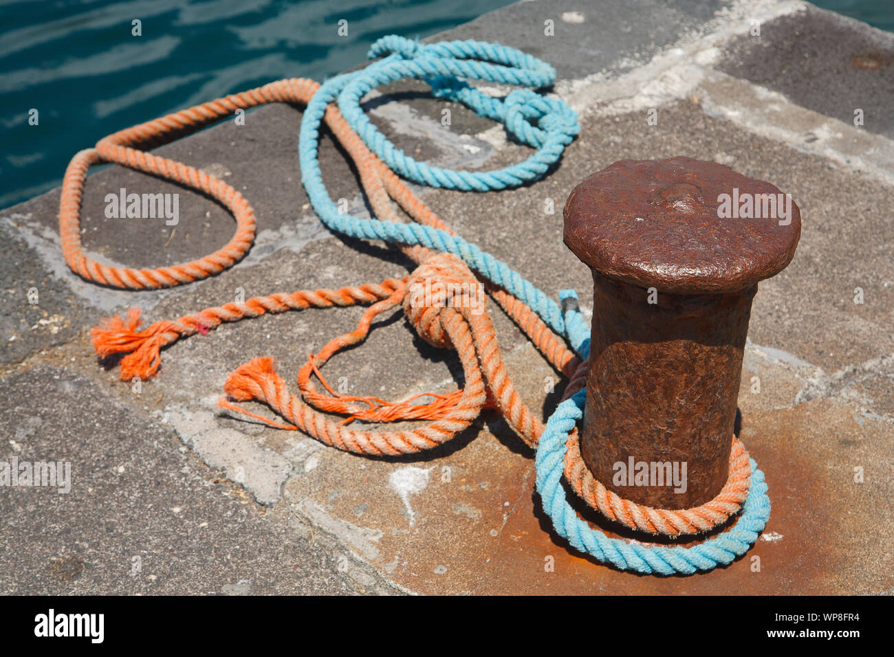 Mooring bollard and ropes Stock Photo - Alamy