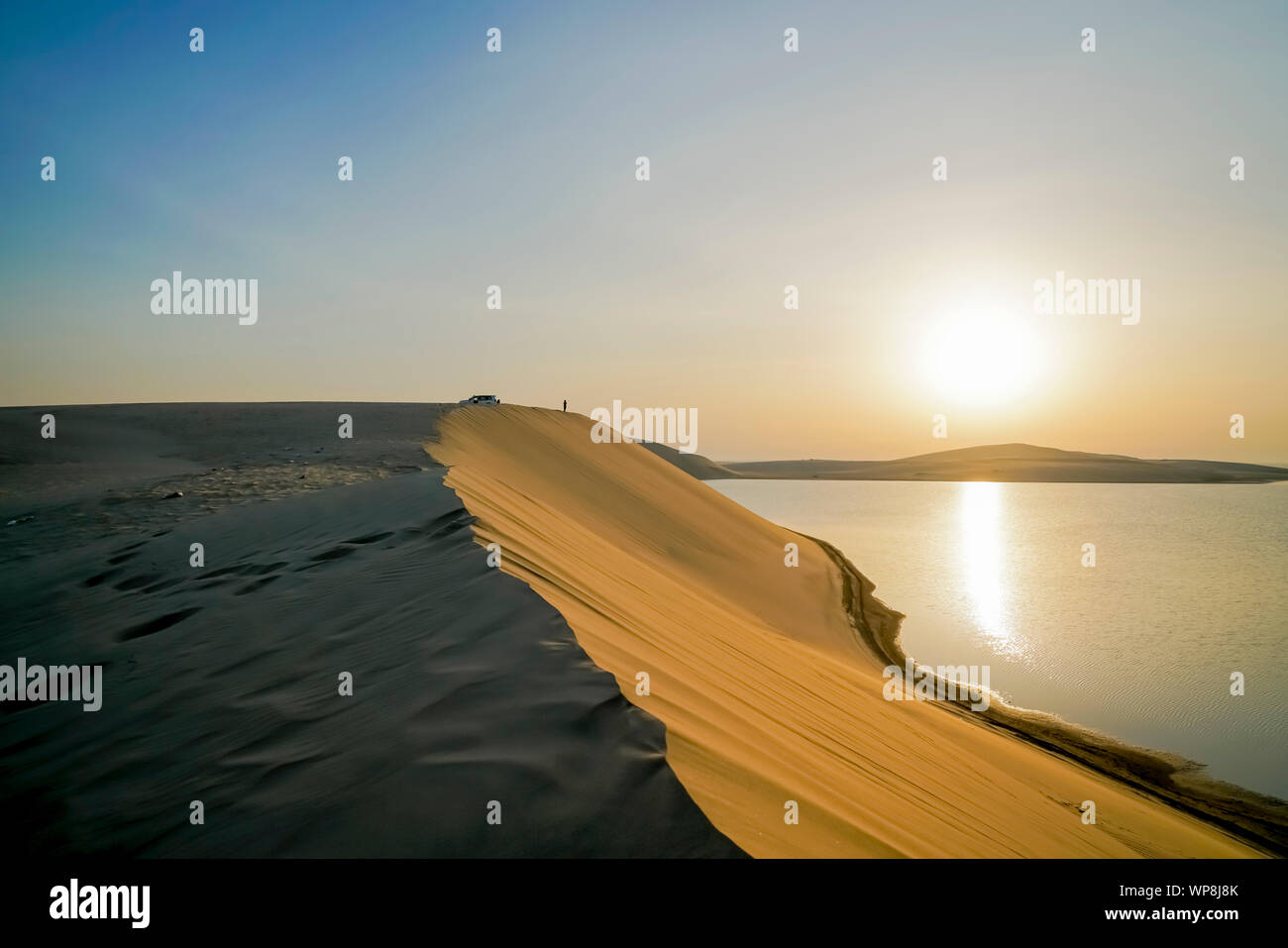 Sand dunes qatar hi-res stock photography and images - Alamy