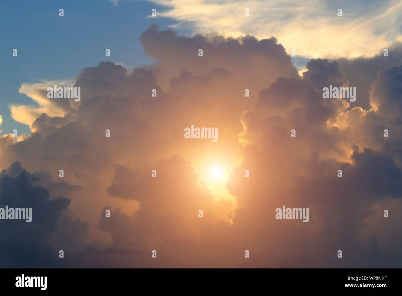 Photo set of clouds in the morning, at sunrise And changing the color ...