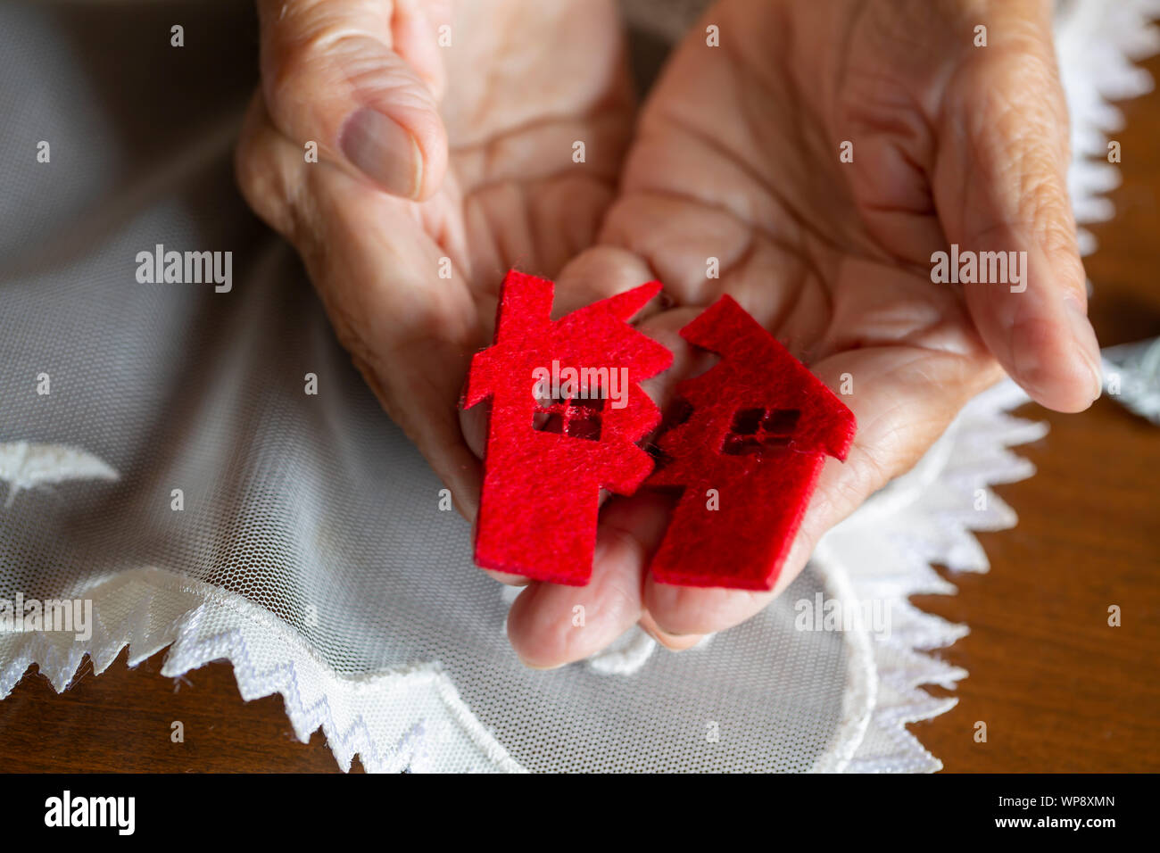 Divorce concept house hi-res stock photography and images - Alamy Divorce concept house hi-res stock photography and images - Alamy