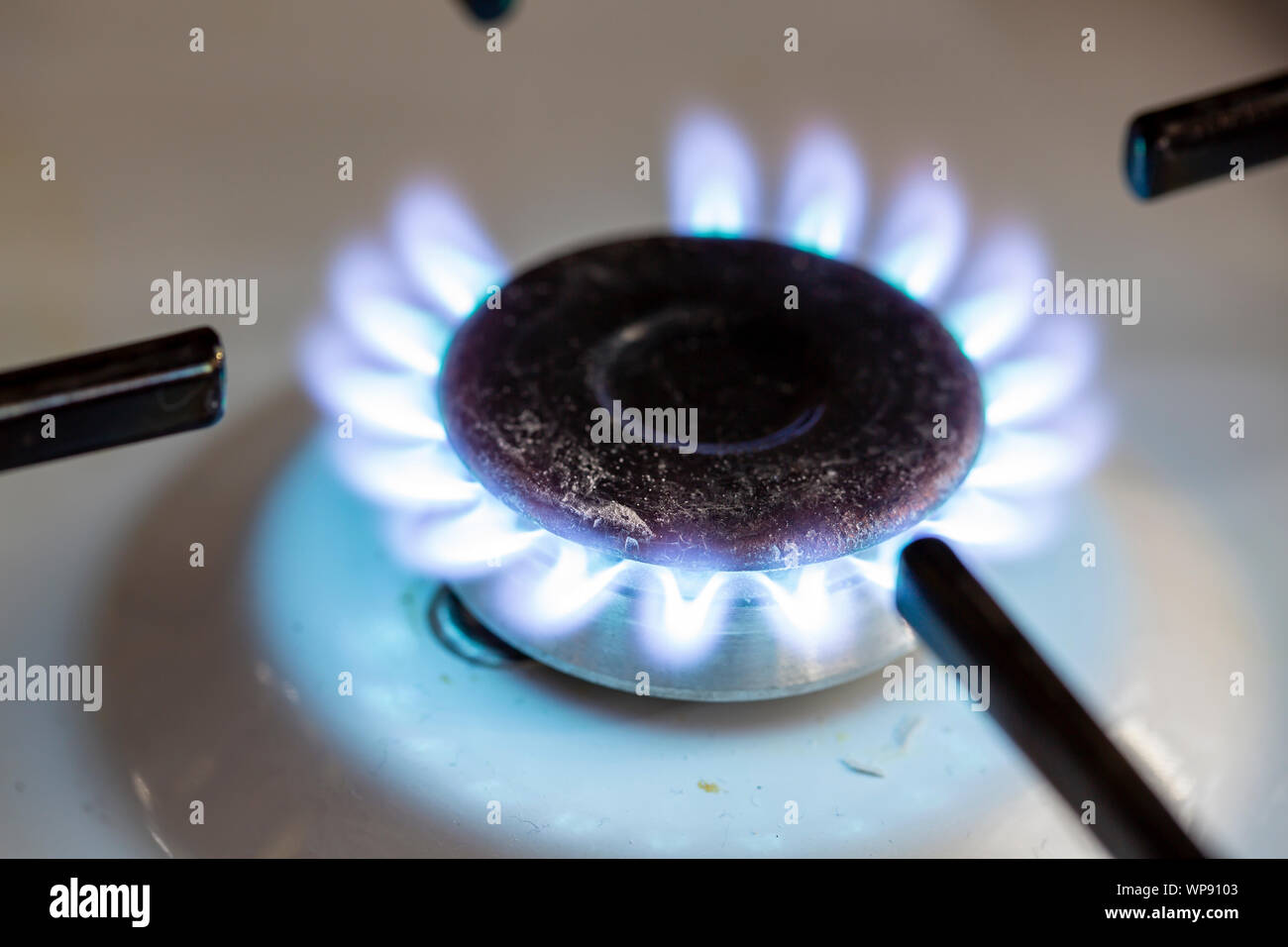 Fire blue flame heat hot kitchen domestic hi-res stock photography and ...