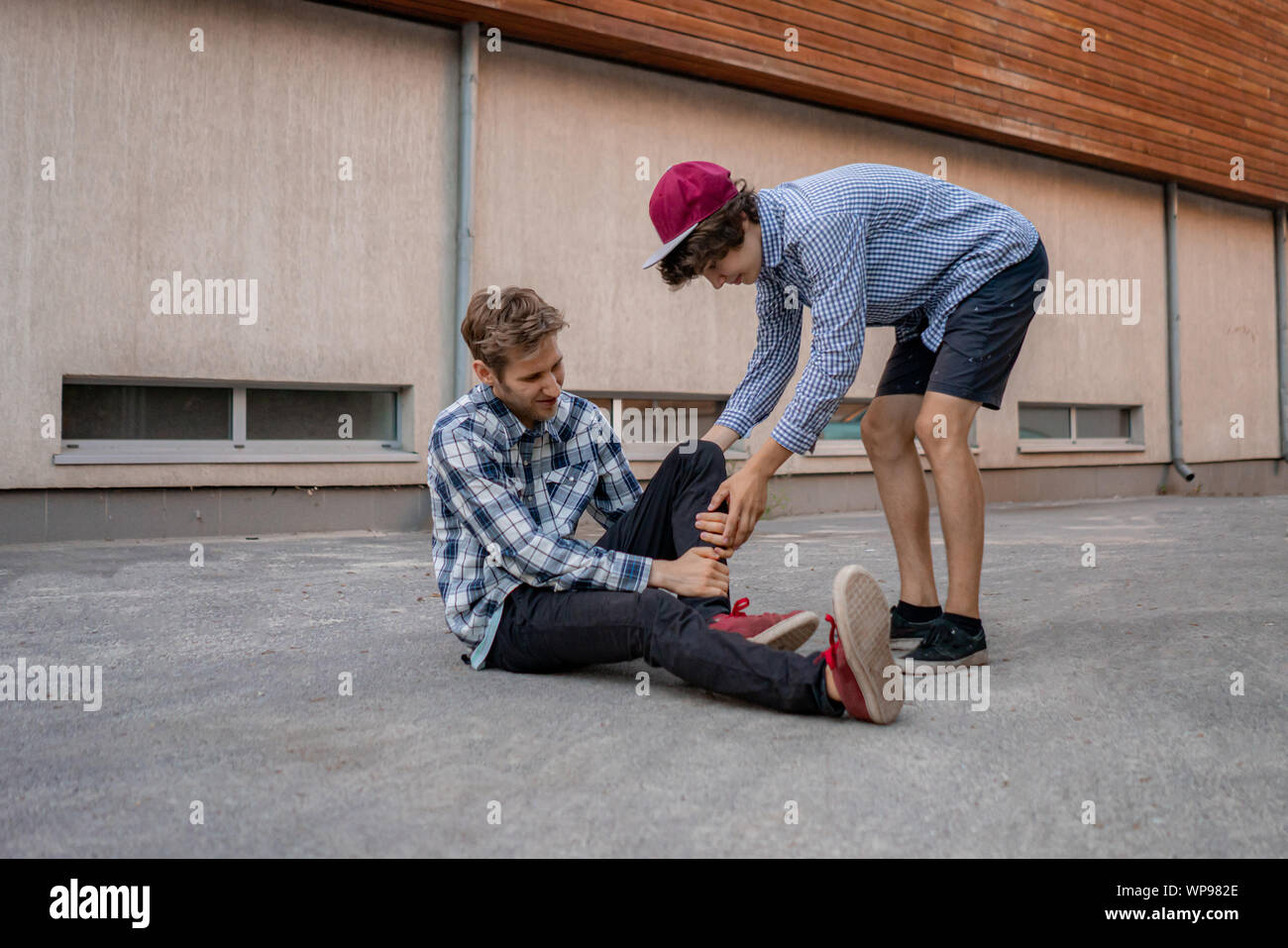 People help accident person hi-res stock photography and images - Alamy