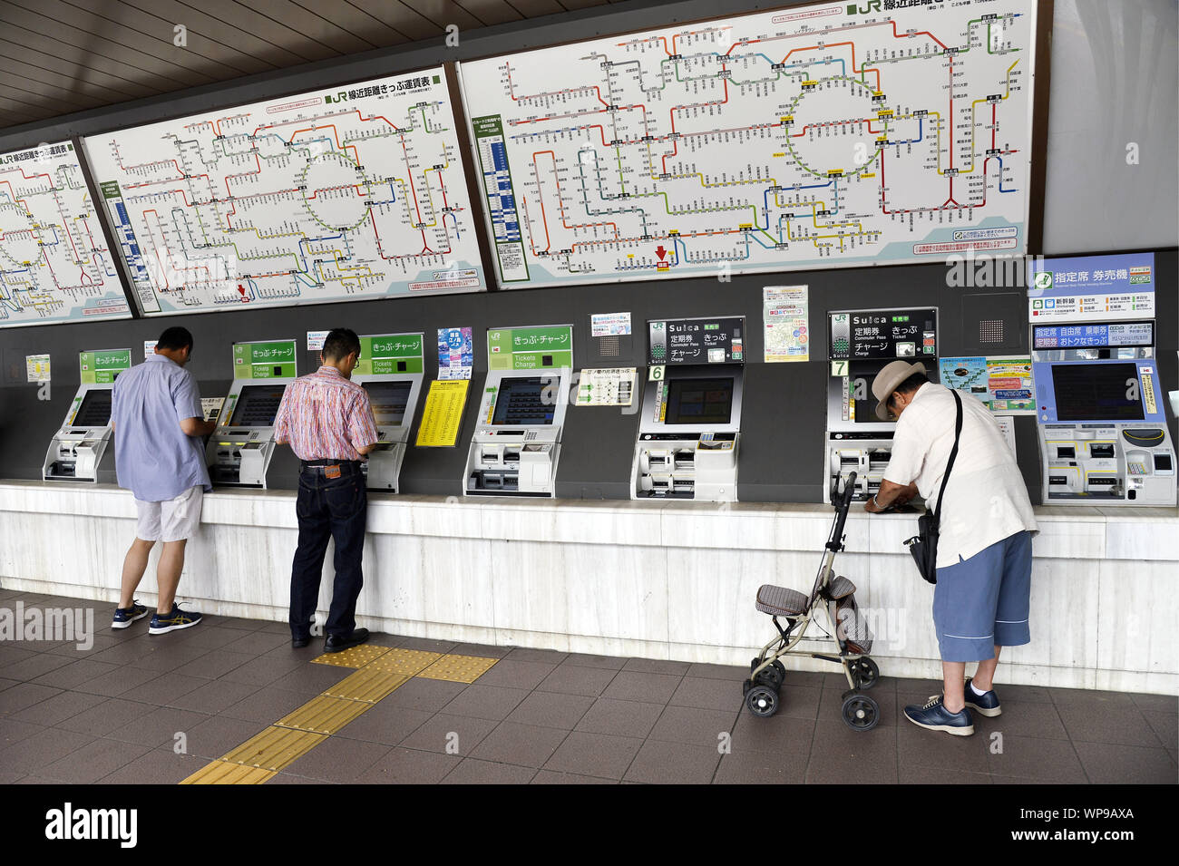 Kamakura railway station hi-res stock photography and images - Alamy