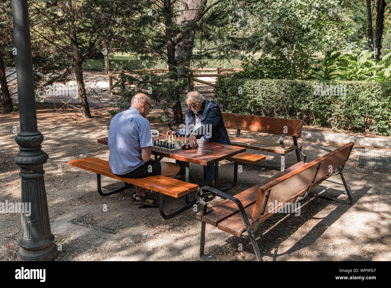 chess players in the park Stock Photo - Alamy