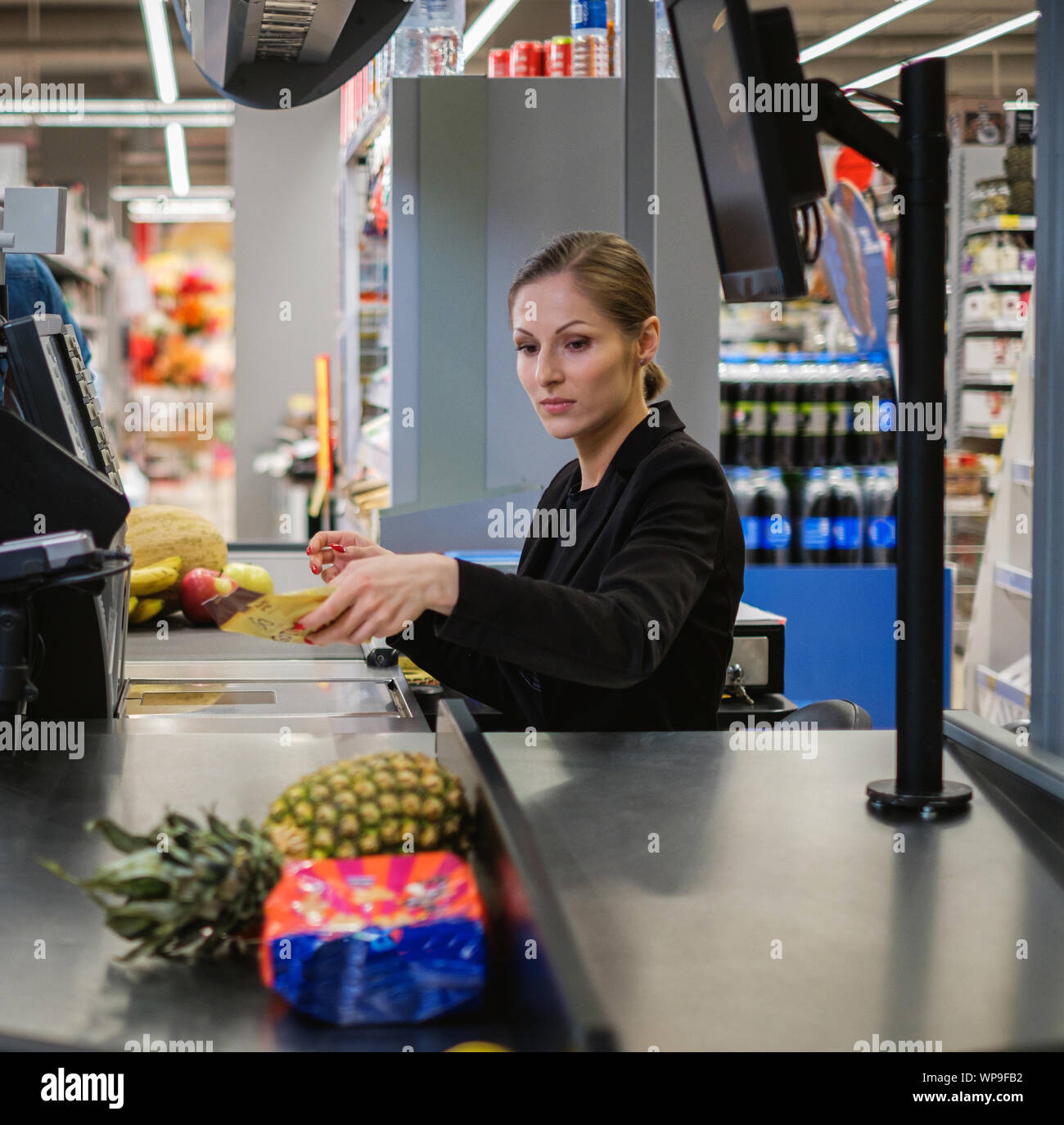 Cashier grocery store female hi-res stock photography and images - Alamy