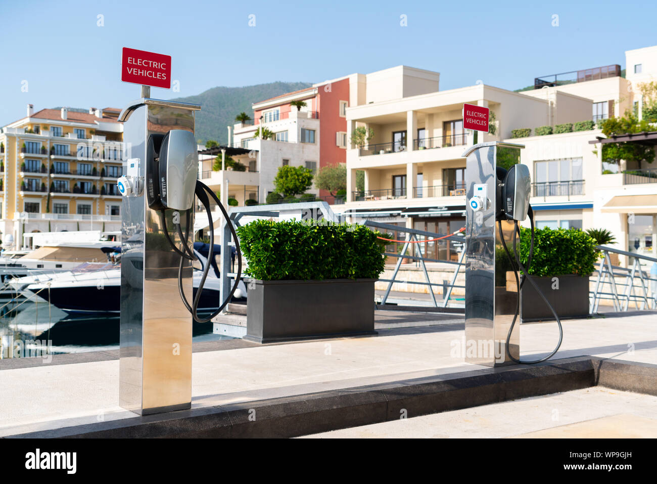 Silver tesla electric vehicle hi-res stock photography and images - Alamy