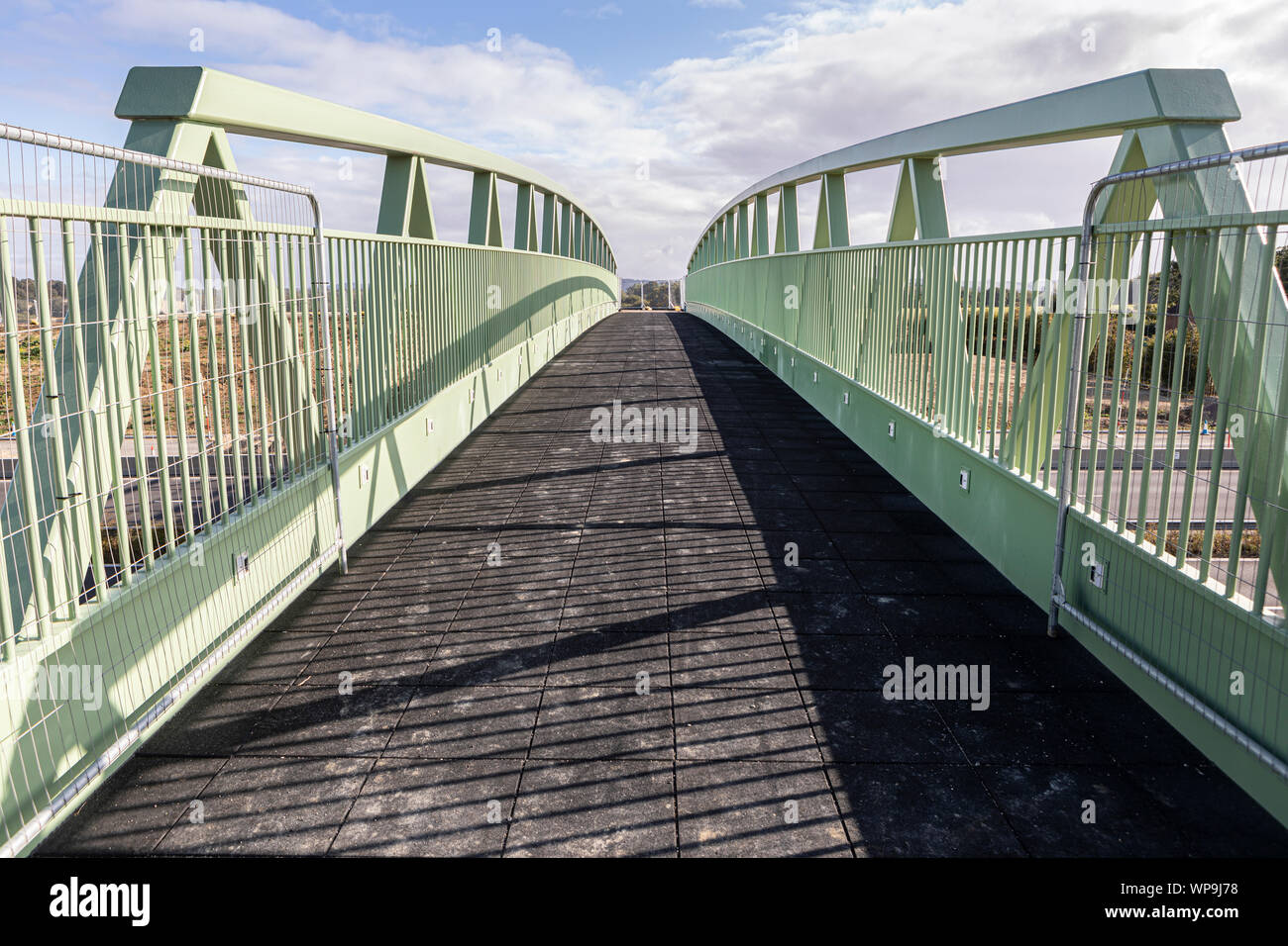 A new pedestrian bridge over the M20, near Ashford, Kent Stock Photo ...