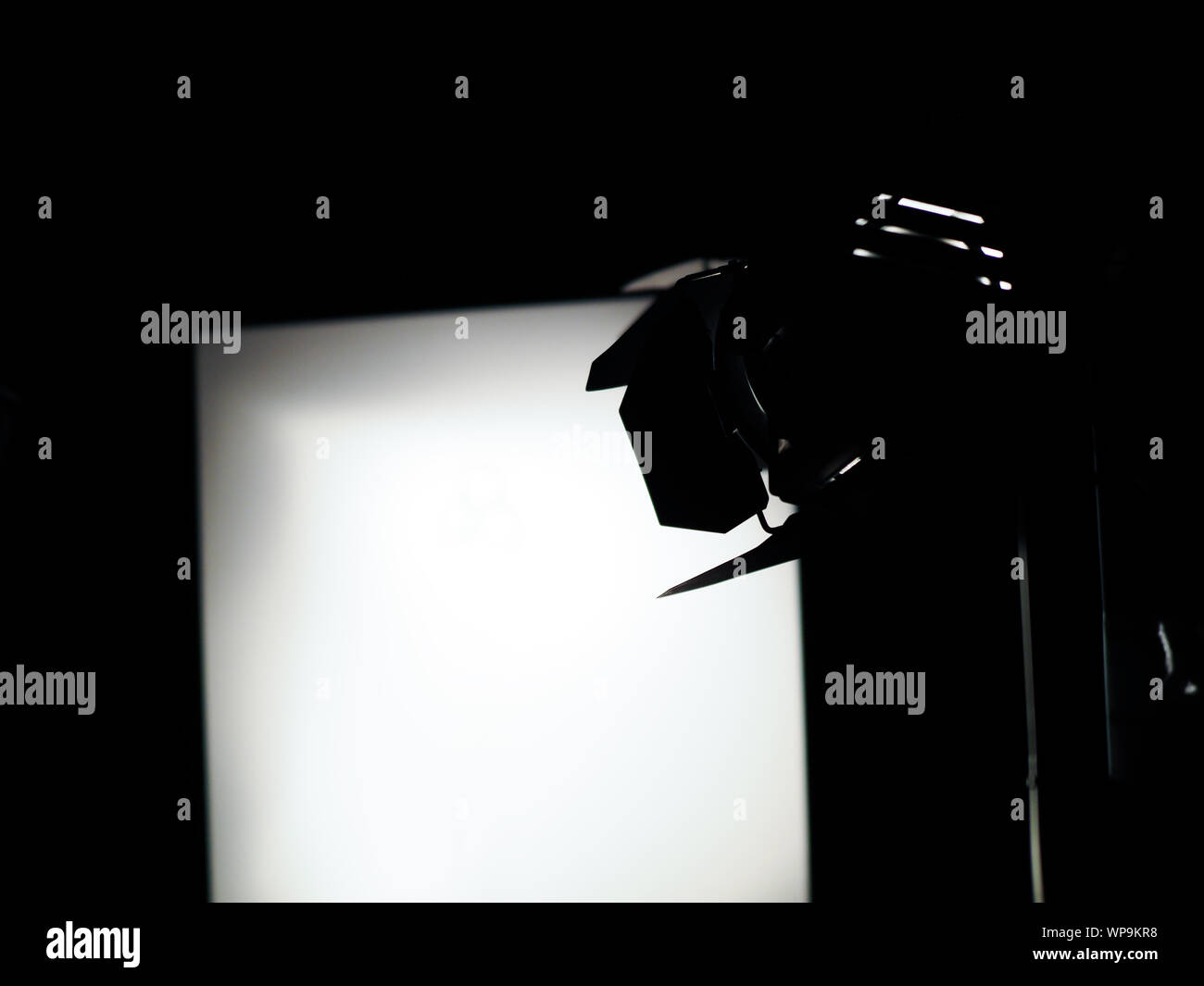 white background and the studio flash on tripod Stock Photo - Alamy