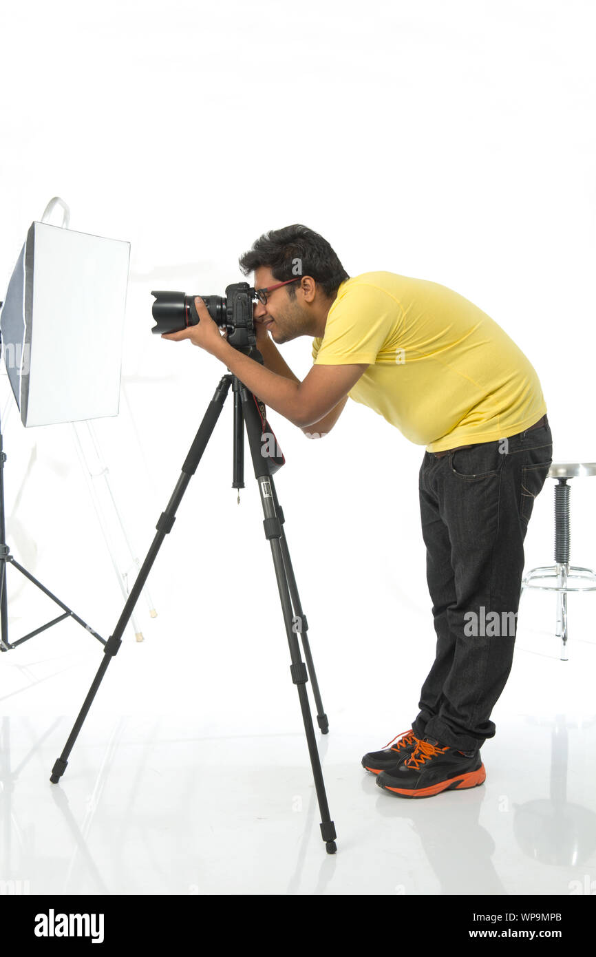 Man using tripod digital camera hi-res stock photography and images - Alamy