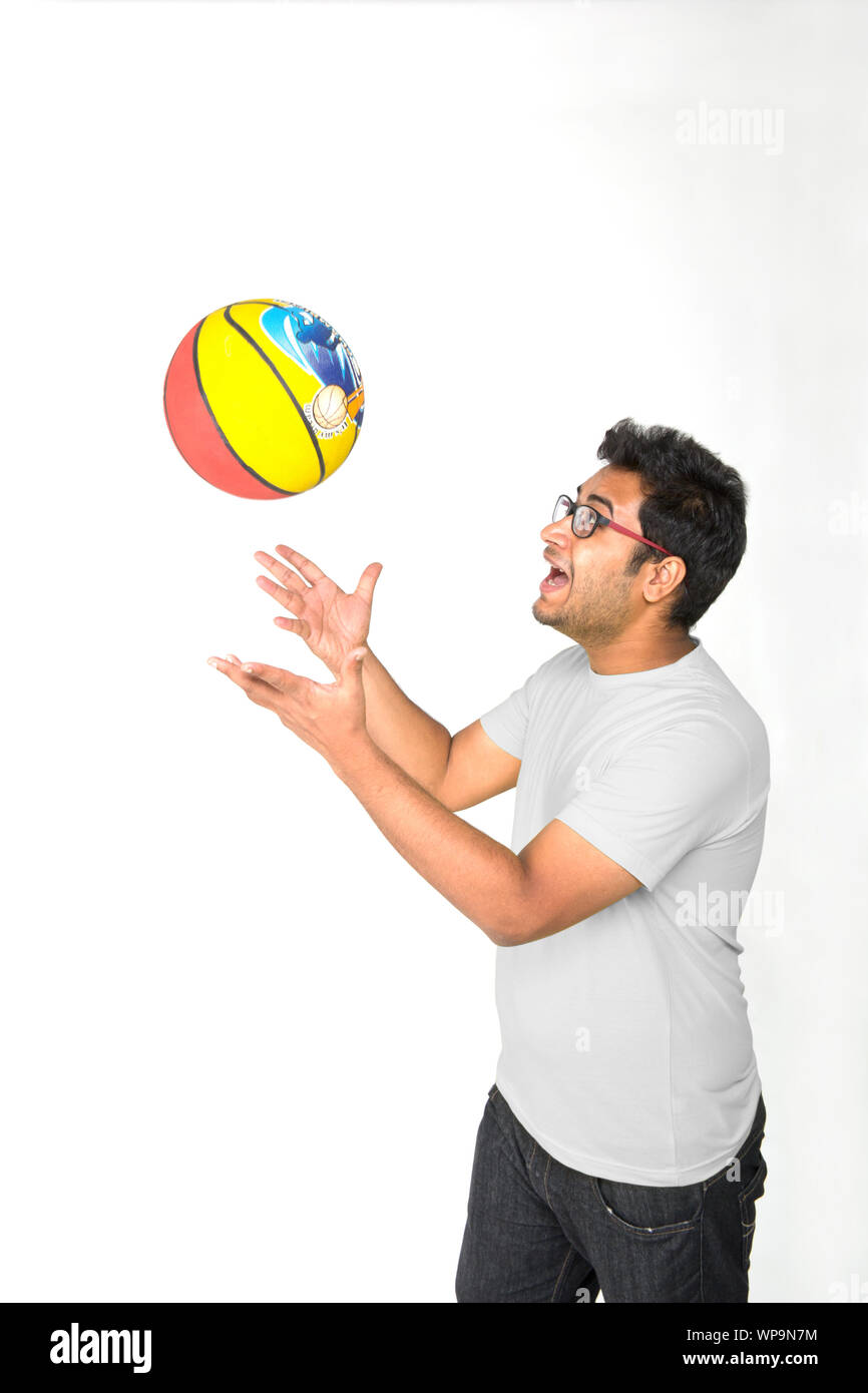 Basketball player catching ball hi-res stock photography and images - Alamy