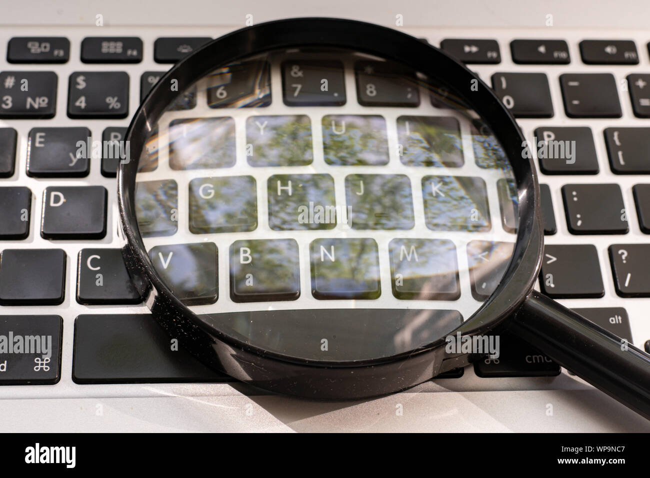 Magnifying glass computer keyboard search hi-res stock photography and ...