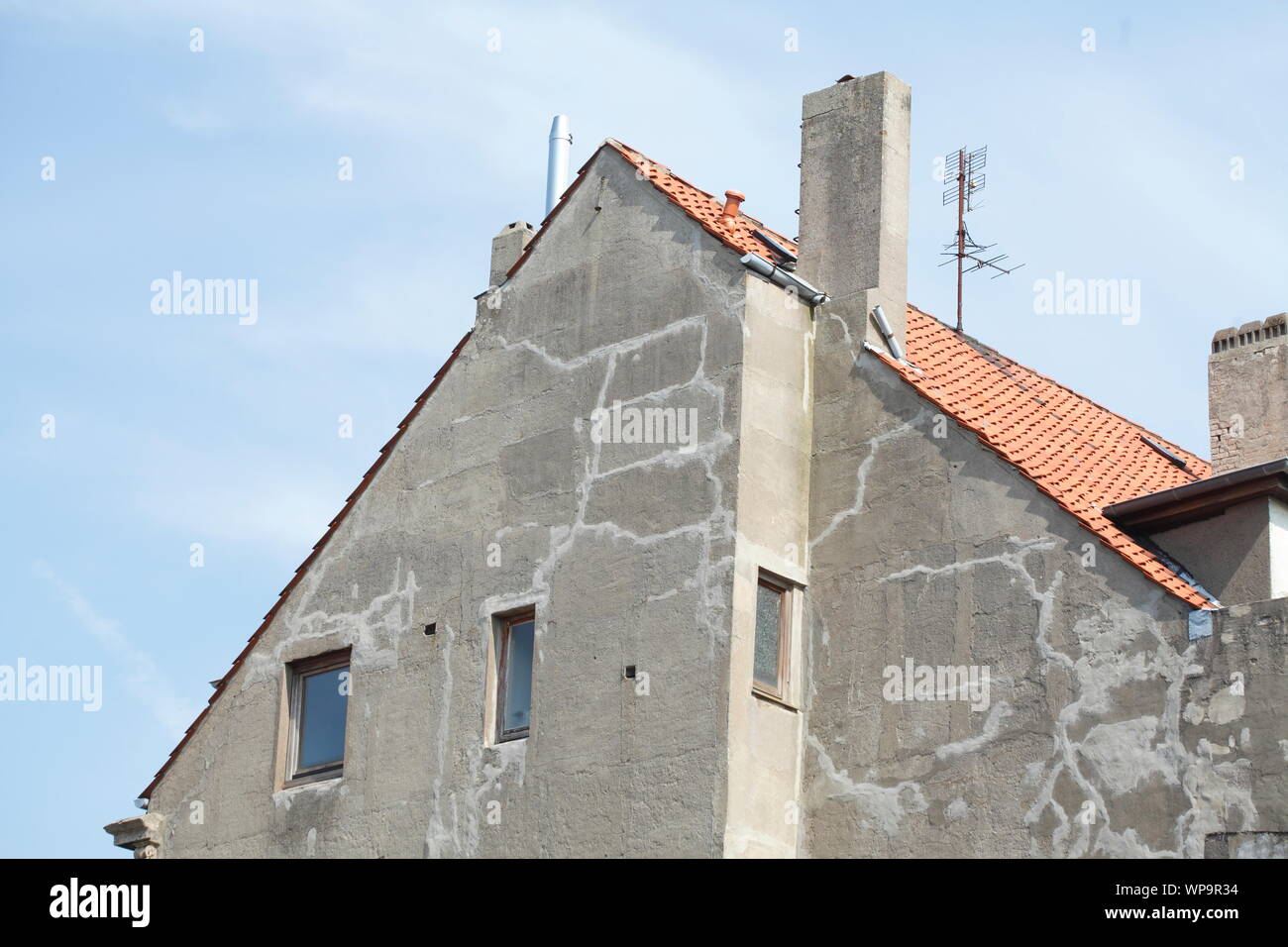 Old gray house hi-res stock photography and images - Alamy