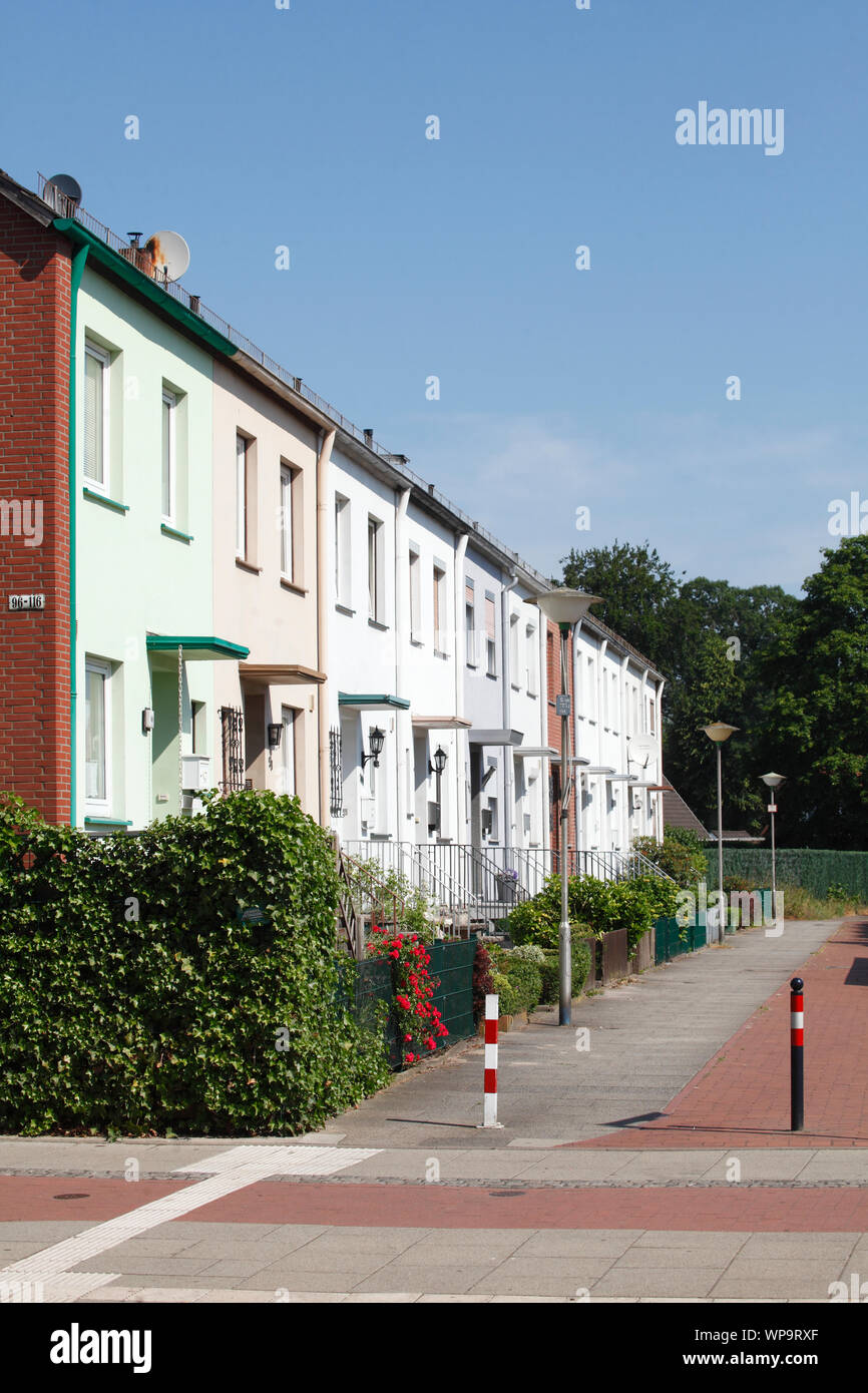 Modern row houses hi-res stock photography and images - Alamy