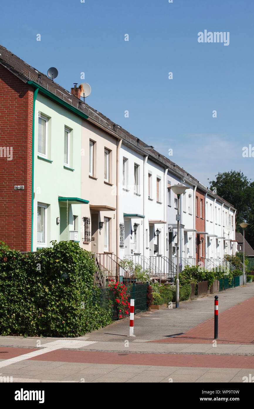 Modern row houses hi-res stock photography and images - Alamy